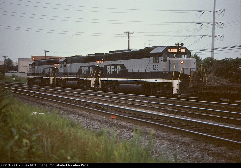 RF&P GP40 123 runs third behind GP35's 134 and 132